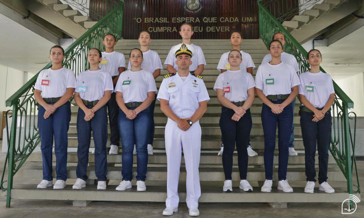 Colégio Naval recebe alunas pela primeira vez - DefesaNet