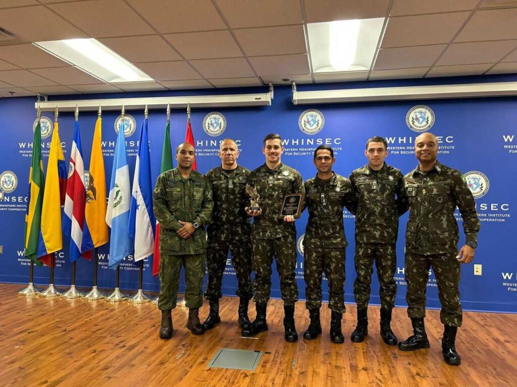 Sargento do Exército destaque em Curso nos EUA - DefesaNet