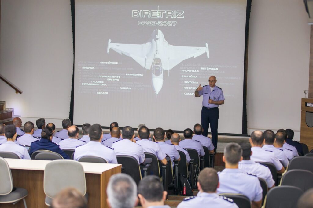 Comandante da Aeronáutica ministra palestra no Estágio de Comando da ...