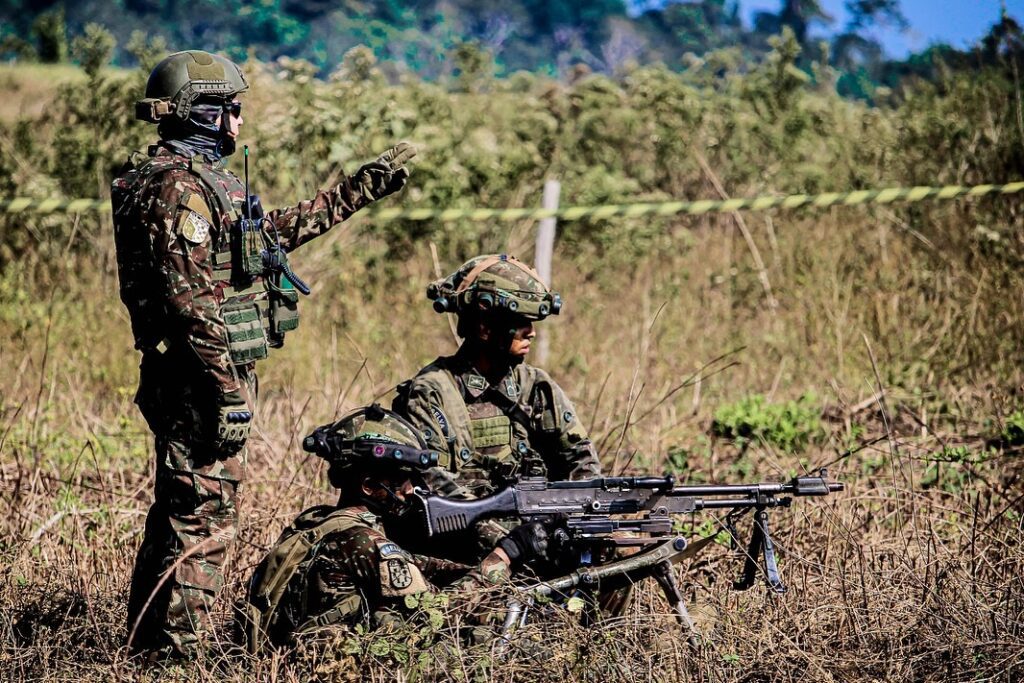 Militares realizam adestramento na Amazônia - DefesaNet
